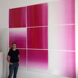 Nicola Staeglich vor einer Installation